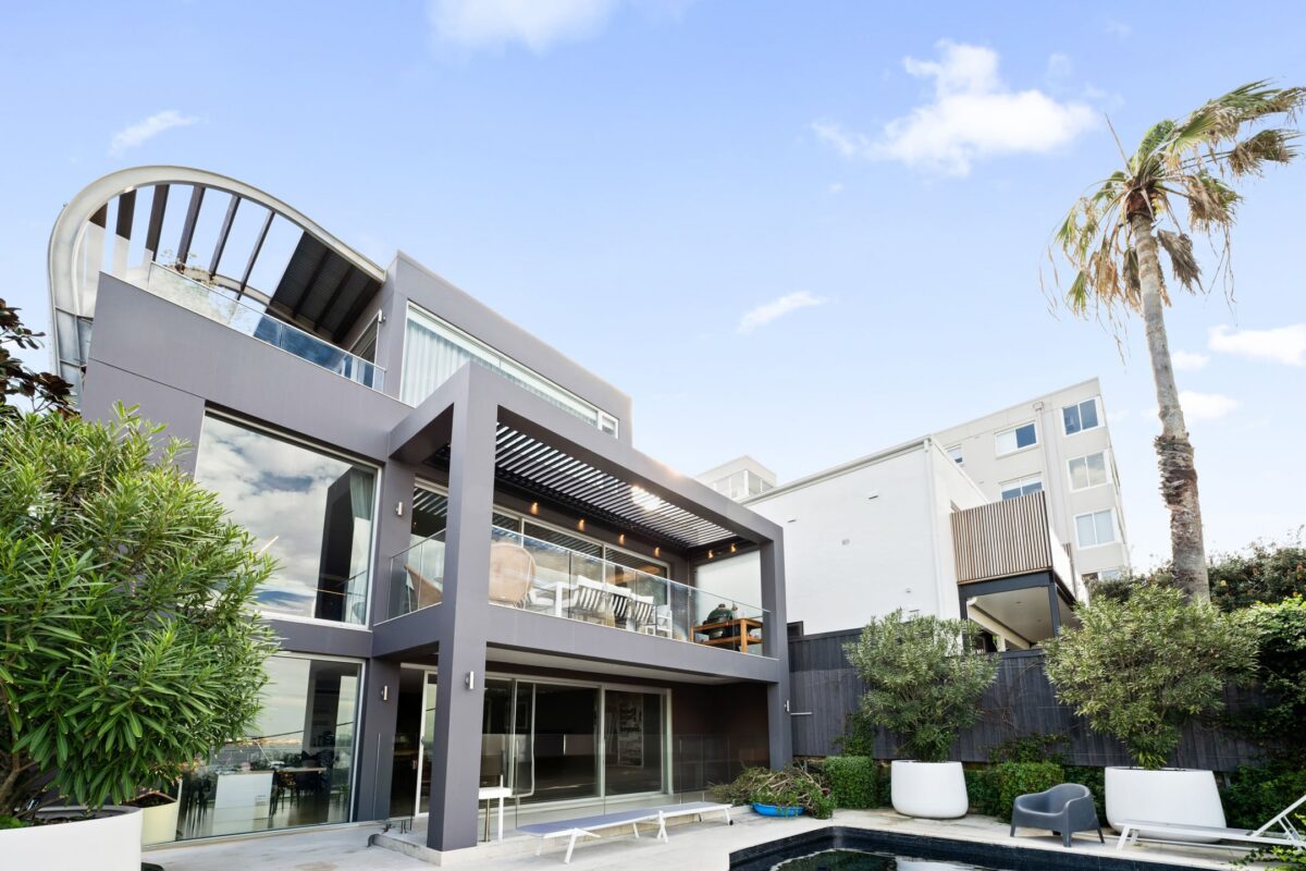 Clovelly Balcony Louvre Roof - Durable Zeus Grey Louvres